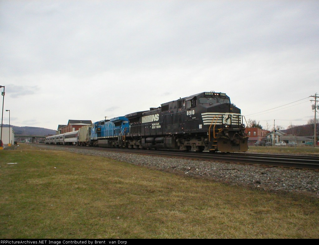 NS 8918 and 8463 get ready to get under way with four cars from Alstom